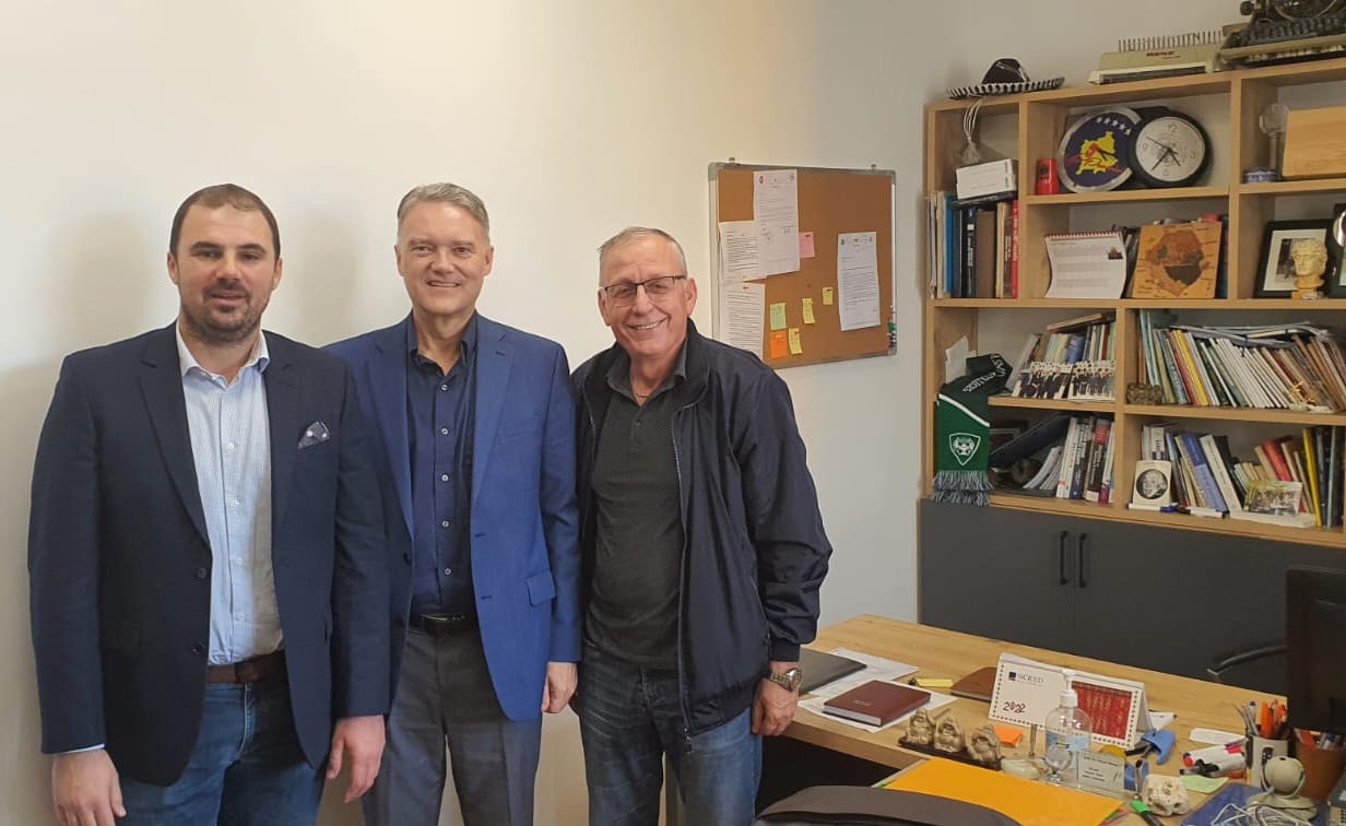 Takim i stafit drejtues dhe akademik të FEUT me z. Randy Durband ...